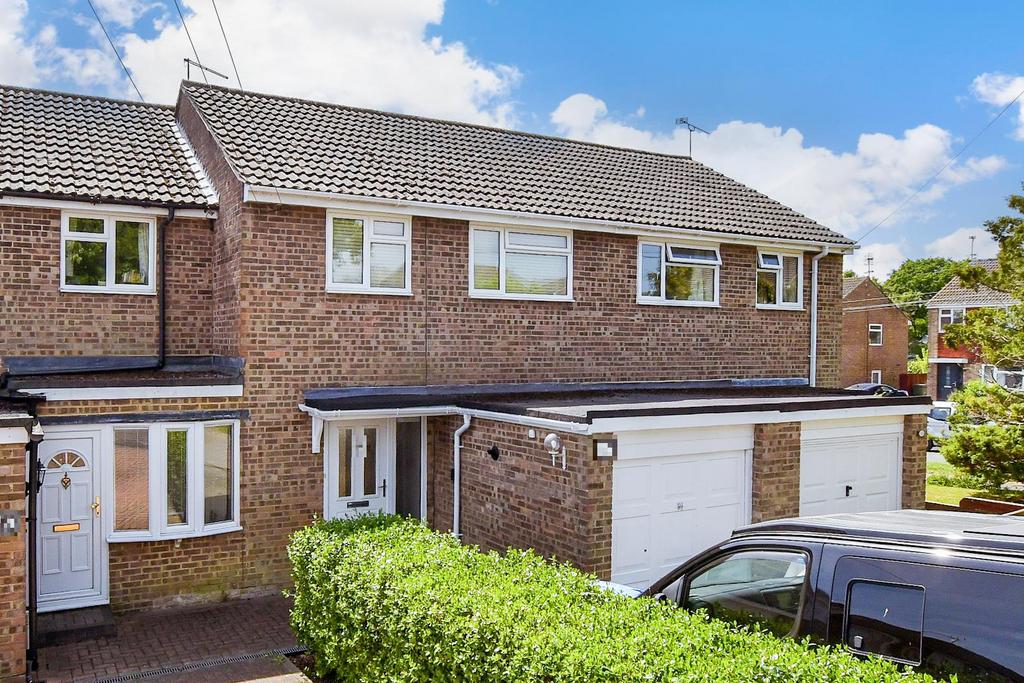Woodlands Way, Horsham RH13 3 bed terraced house for sale - £264,500