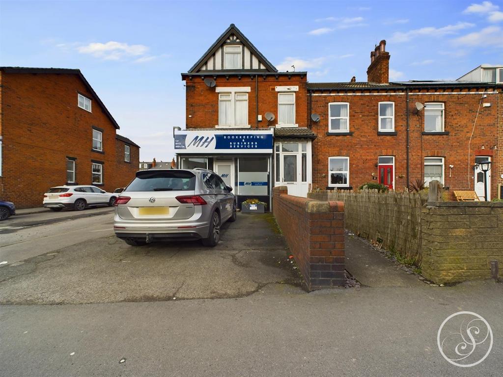 Cross Green Lane, Halton, Leeds 3 bed flat to rent - £900 pcm (£208 pw)