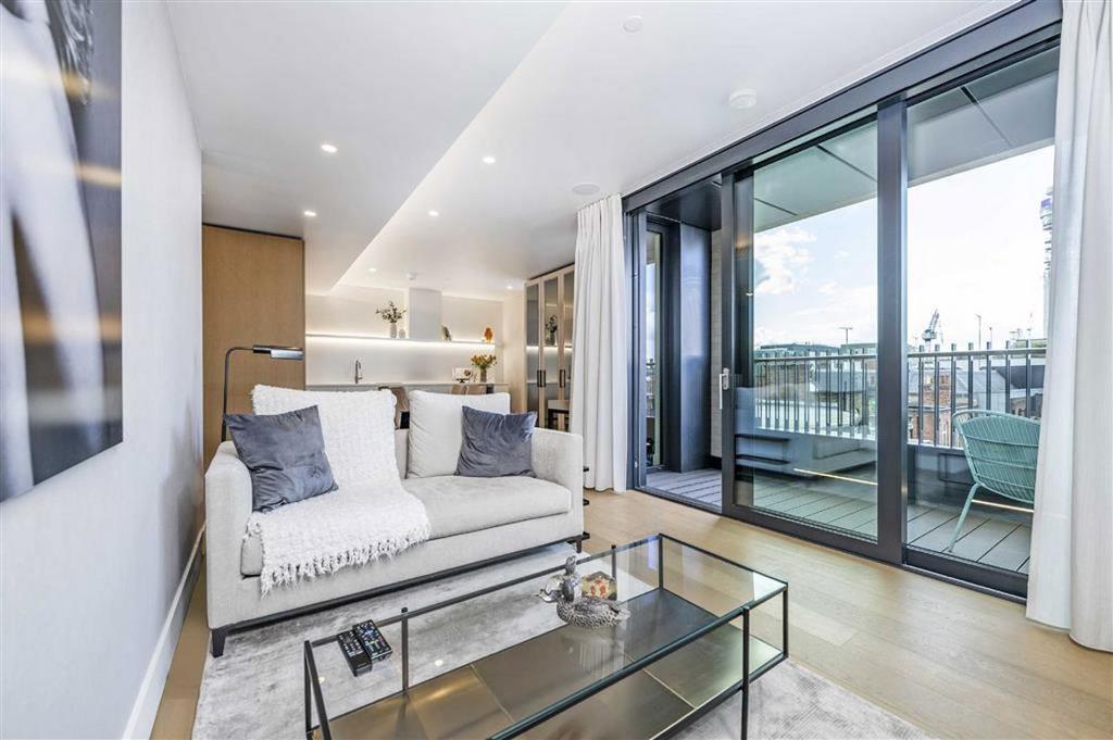 Rathbone Place, London W1T 1 bed flat to rent - £5,200 pcm (£1,200 pw)