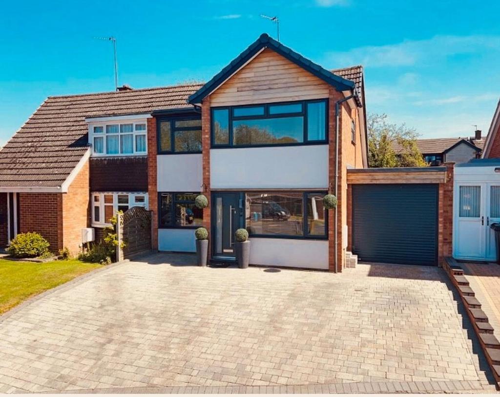 Brindley Close, Wolverhampton WV7 4 bed semi-detached house - £395,000