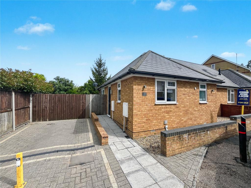 Merlin Way, Gillingham, Kent, ME7 2 bed bungalow for sale - £280,000