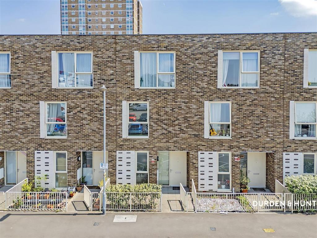 Althorne Way, Dagenham, RM10 3 bed townhouse for sale - £475,000
