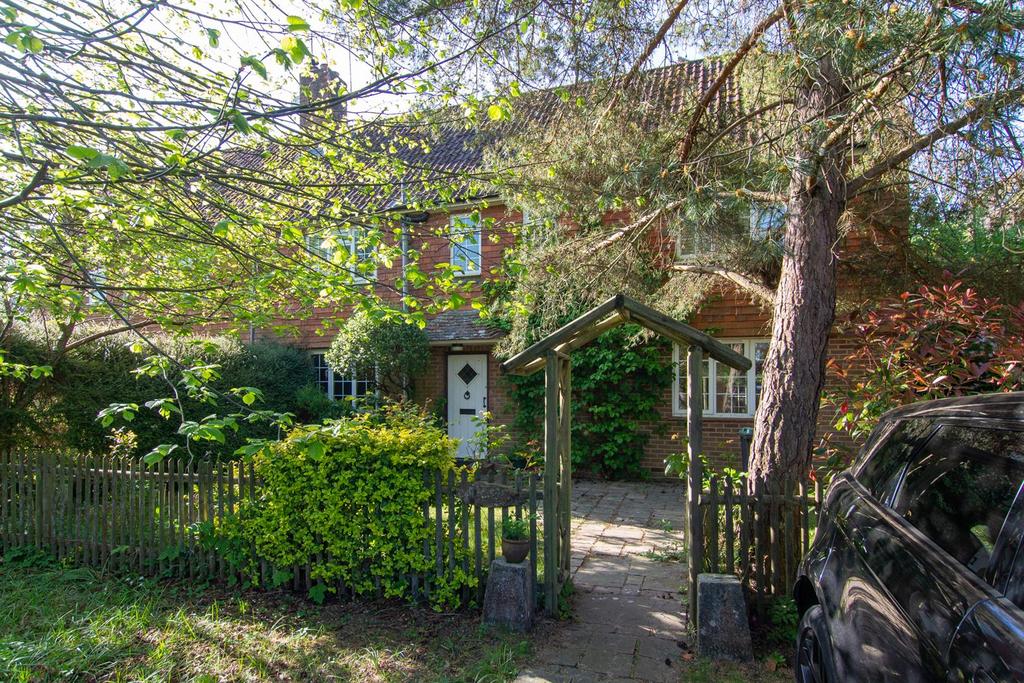Stumble Mead, Balcombe 4 bed semi-detached house - £2,100 pcm (£485 pw)