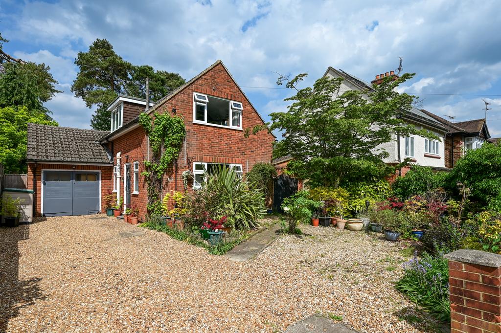 Reading Road, Farnborough, GU14 4 bed detached house - £615,000