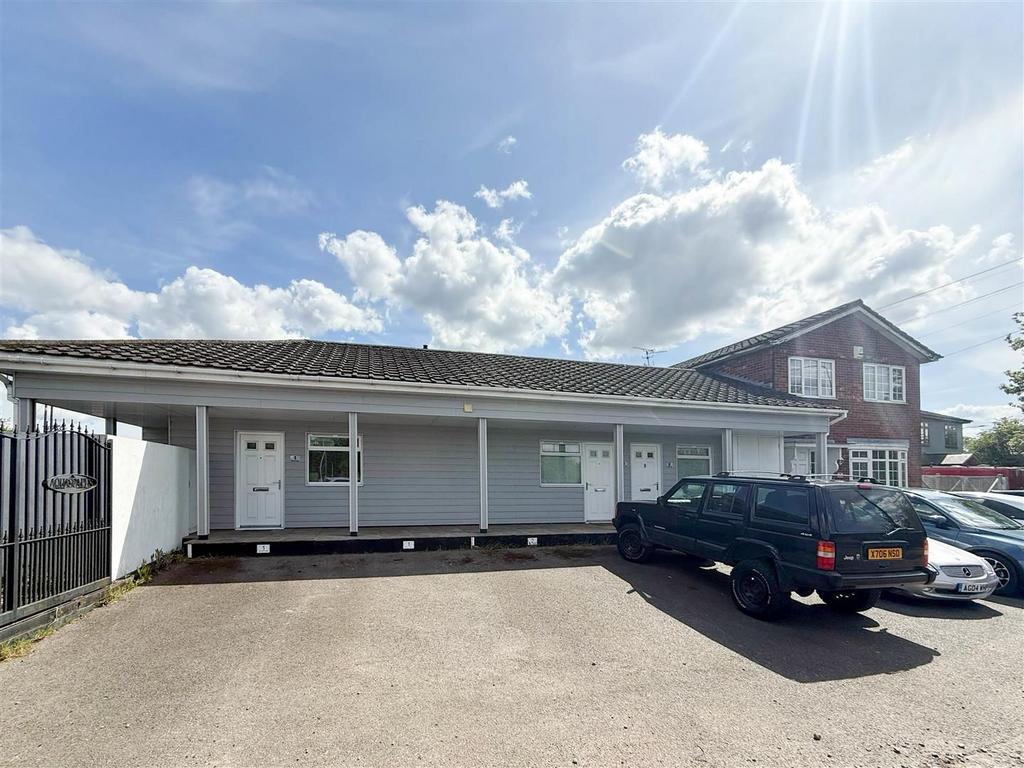 Rawreth Lane, Rawreth, Wickford SS11 2 bed bungalow to rent - £1,450 ...