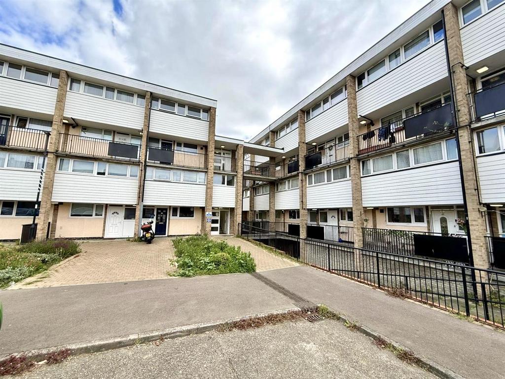 Blossom Lane, Enfield 2 bed maisonette to rent - £1,700 pcm (£392 pw)
