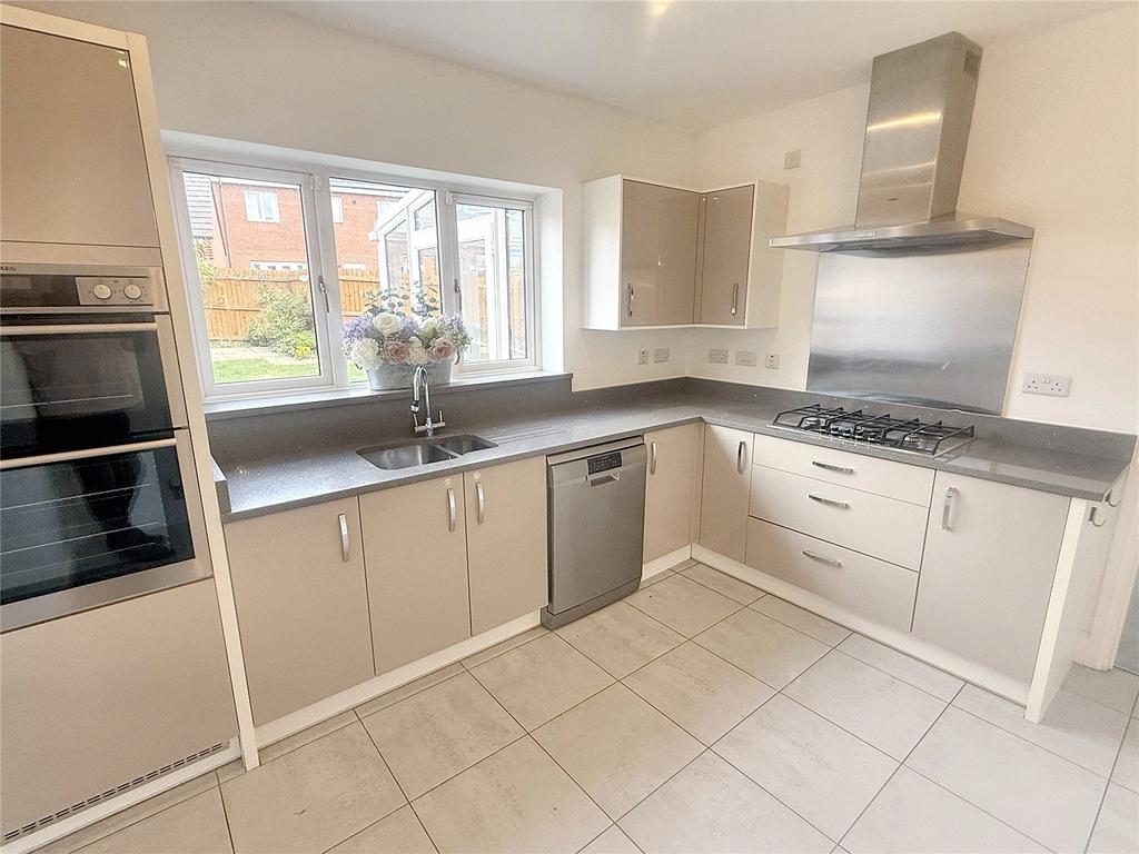 Hollywood Works Close, Solihull B90 4 bed detached house - £1,950 pcm ...
