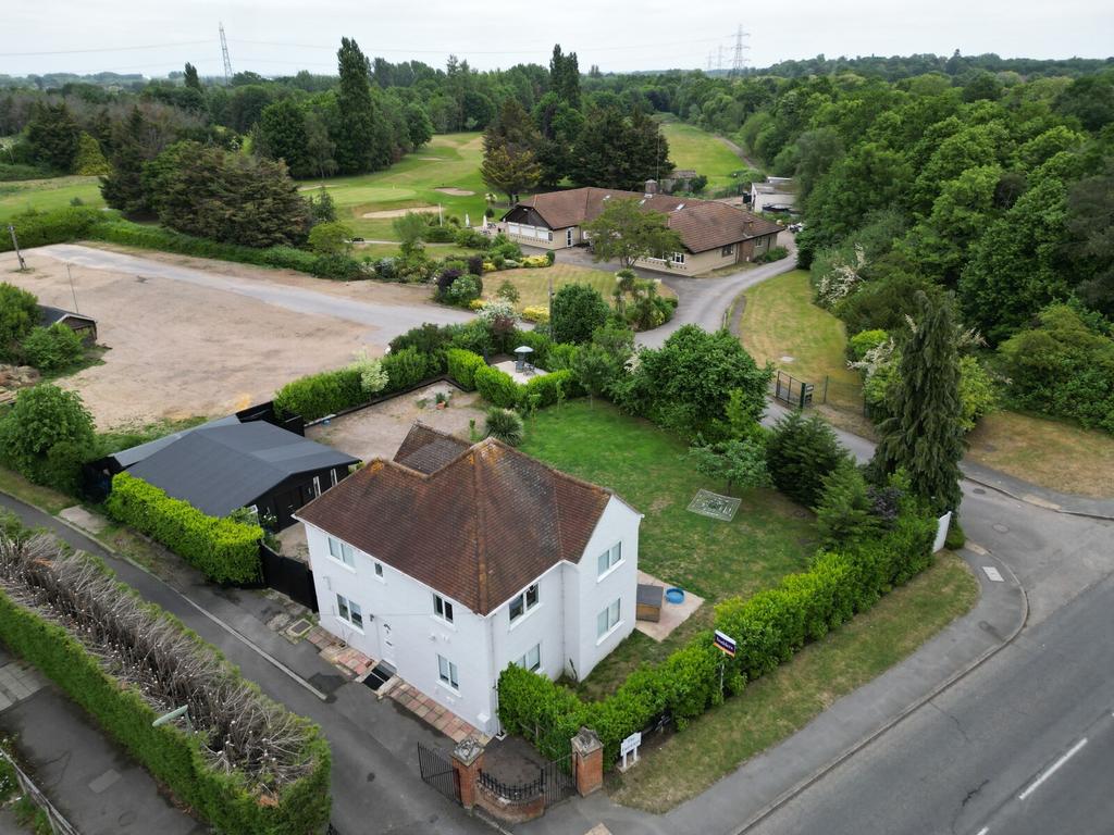 Green Lane, Addlestone, Surrey, KT15 3 bed detached house - £695,000