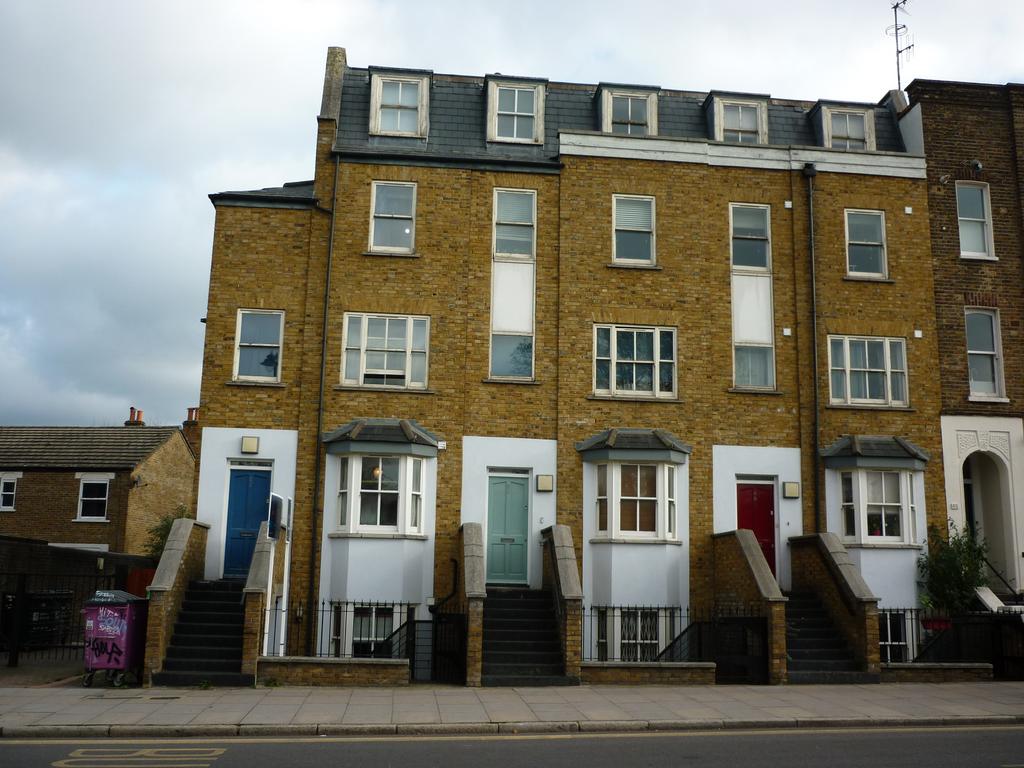 Grove Road, London E3 3 bed flat - £3,250 pcm (£750 pw)