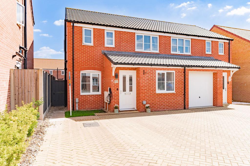 Harrier Way, Diss IP22 3 bed semi-detached house for sale - £300,000