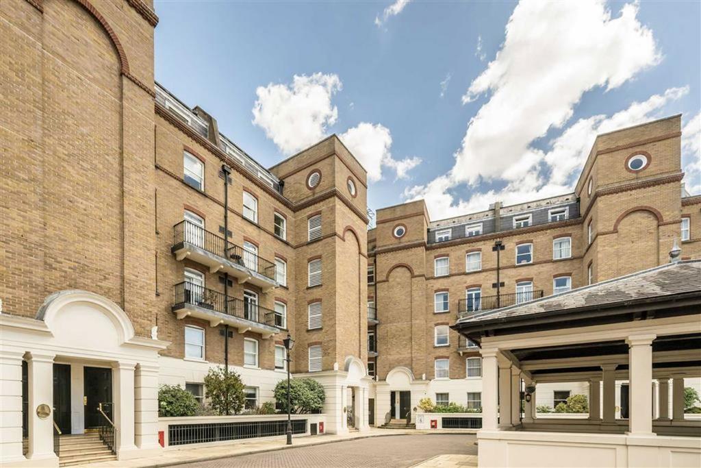 Lindsay Square, London SW1V 1 bed flat for sale - £625,000