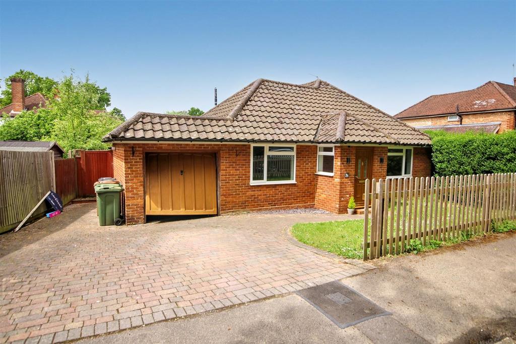 Liddington Hall Drive, Guildford 3 bed bungalow - £2,000 pcm (£462 pw)