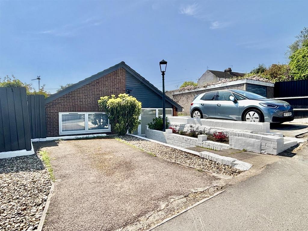 Clifton Road, Gillingham 2 bed detached bungalow - £275,000
