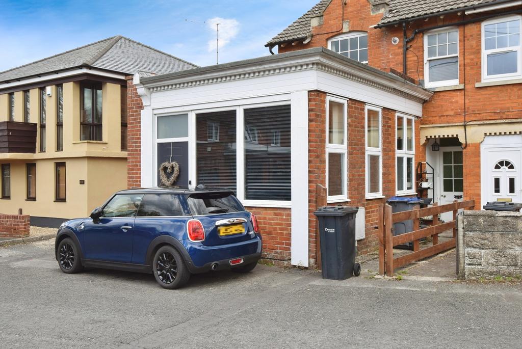 Bulford Road, Durrington, SP4 8HB 2 bed ground floor flat for sale - £ ...