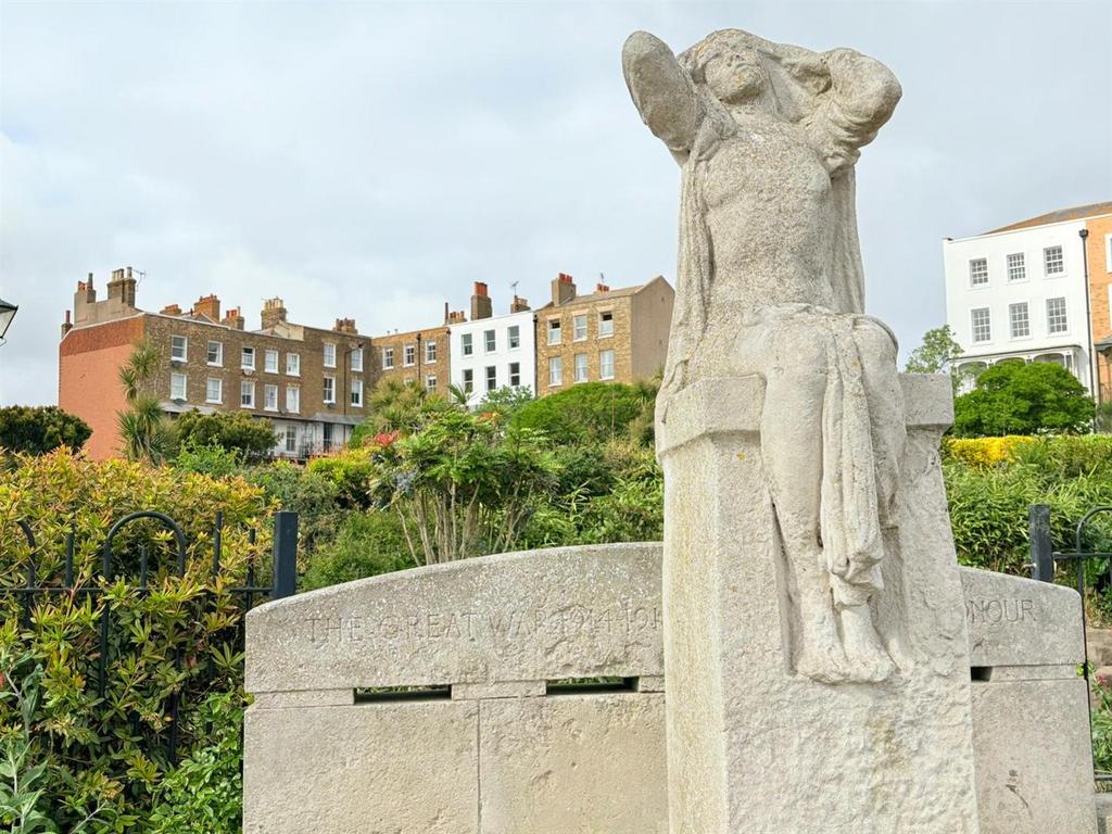 Albion Place, Ramsgate CT11 2 bed apartment - £895 pcm (£207 pw)