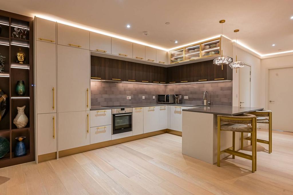 Liner House, Royal Wharf, Docklands... 3 bed flat for sale - £1,250,000