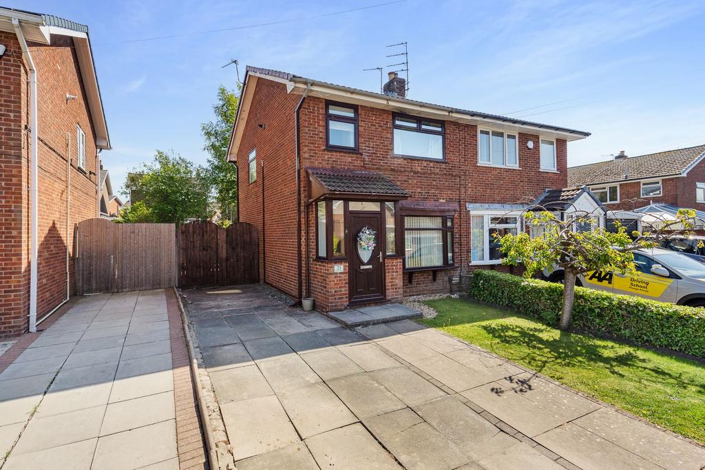 Balliol Way, Ashton-In-Makerfield, WN4 3 bed semi-detached house for sale - £239,950