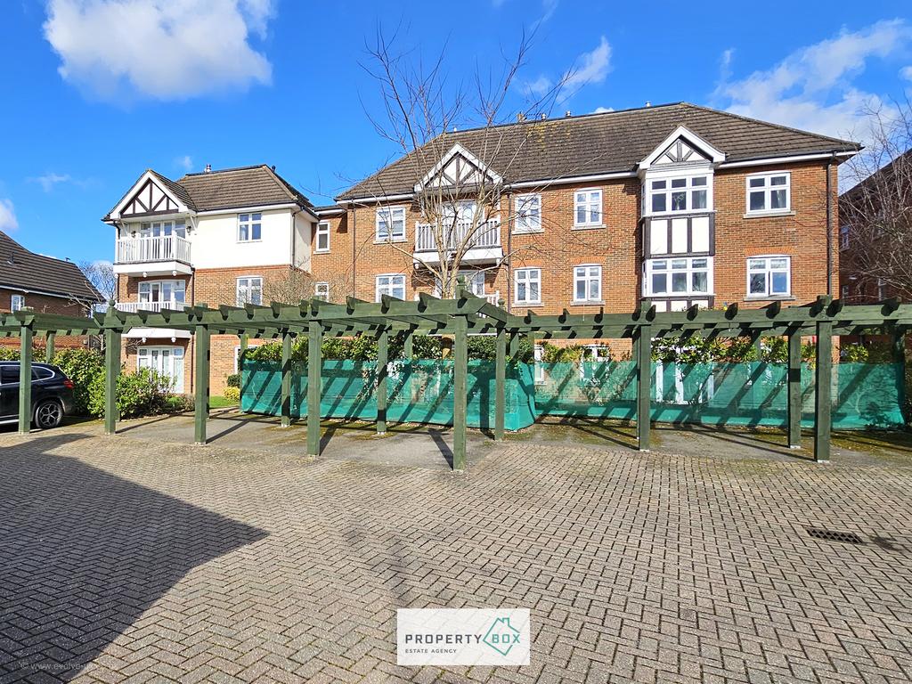 Balfour Road Weybridge KT13 8JB 3 bed apartment - £475,000