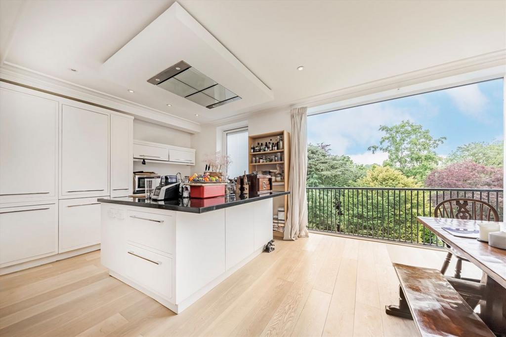 Redington Road, London NW3 4 bed flat to rent - £8,500 pcm (£1,962 pw)