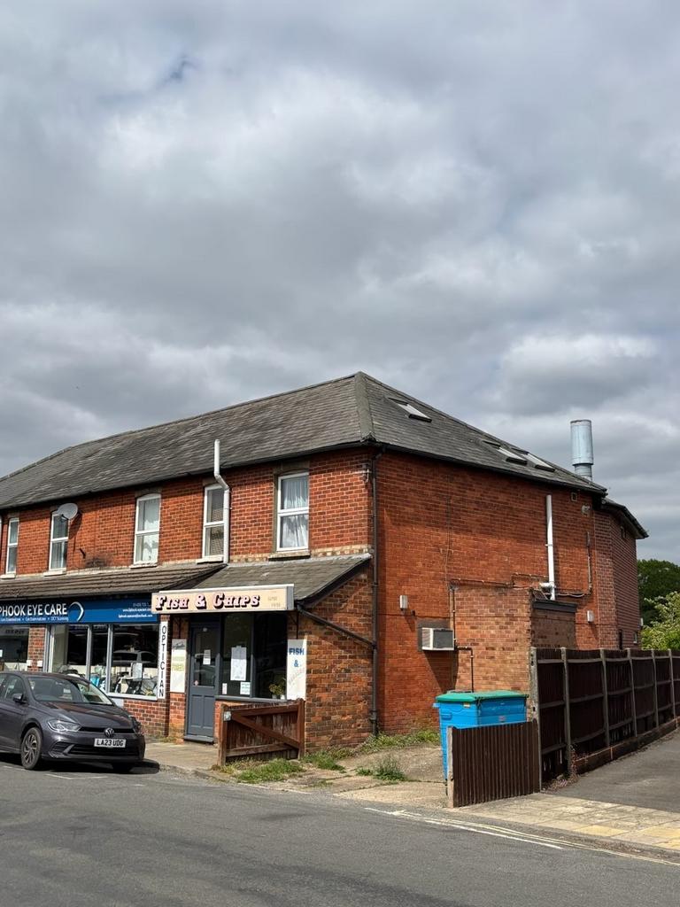Station Road, Liphook GU30 2 bed flat to rent - £1,295 pcm (£299 pw)