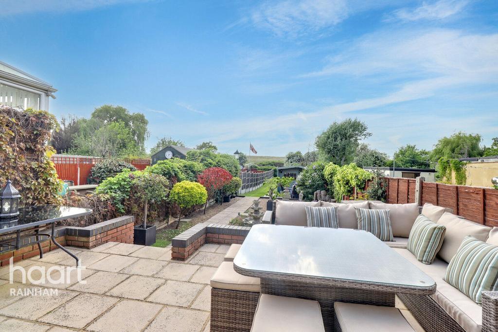 Stanley Road North, Rainham, RM13 8BA 4 bed semi-detached house for ...