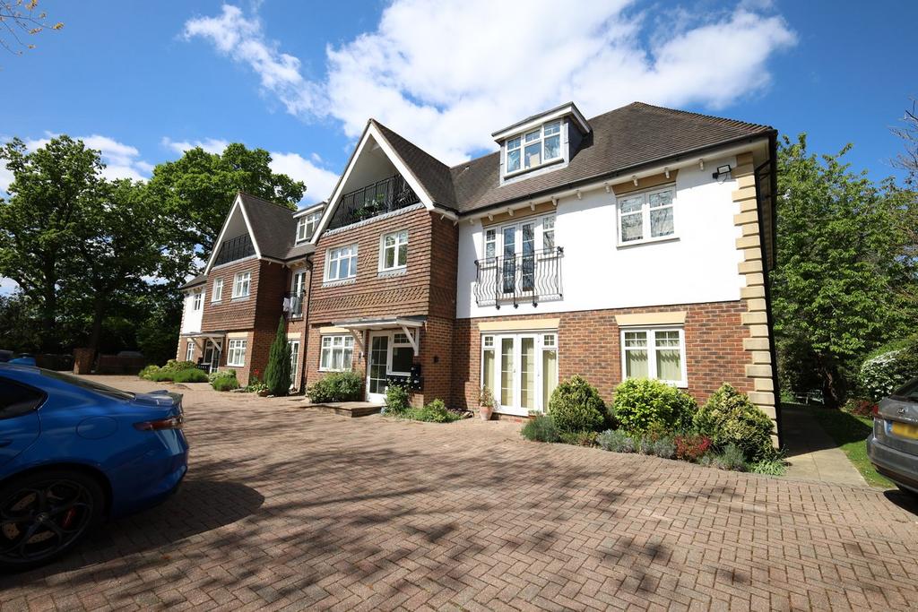 Gales Drive, Crawley RH10 2 bed apartment - £240,000