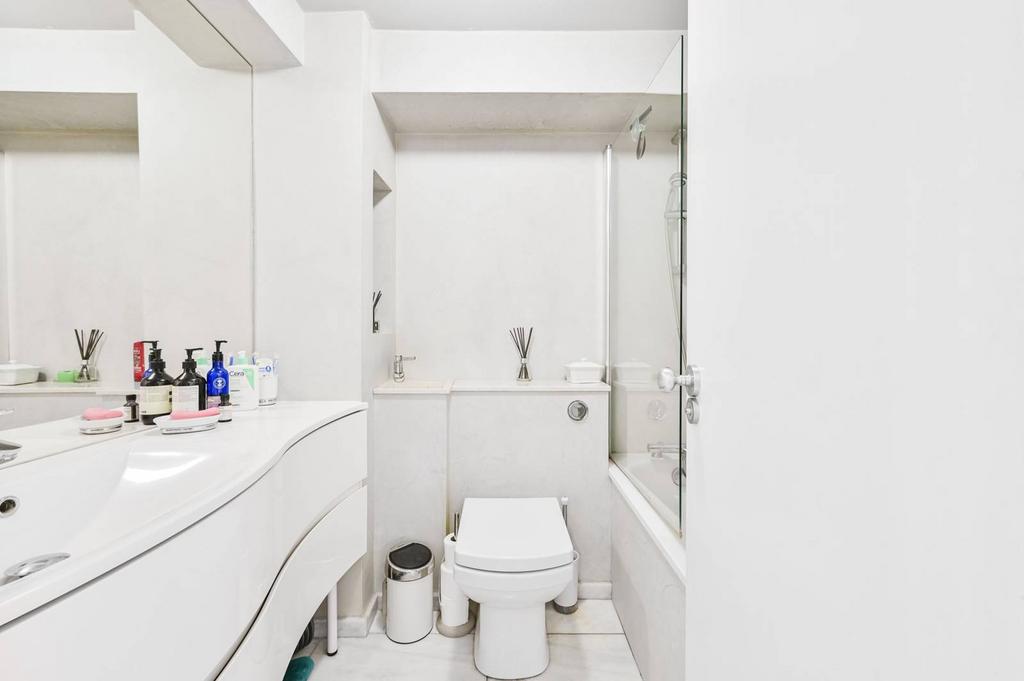 ODHAMS WALK, WC2, Covent Garden... 1 bed flat to rent - £3,012 pcm (£695 pw)