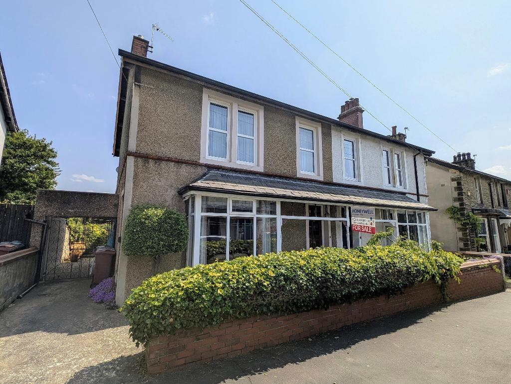 Park Avenue, Clitheroe, Lancashire... 4 bed semi-detached house - £310,000