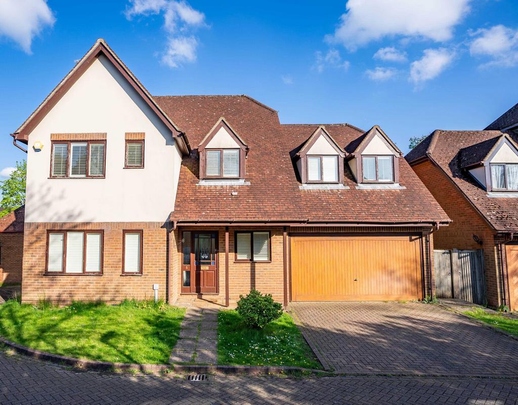 Brinklow Court, Hertfordshire AL3 5 bed detached house - £1,000,000