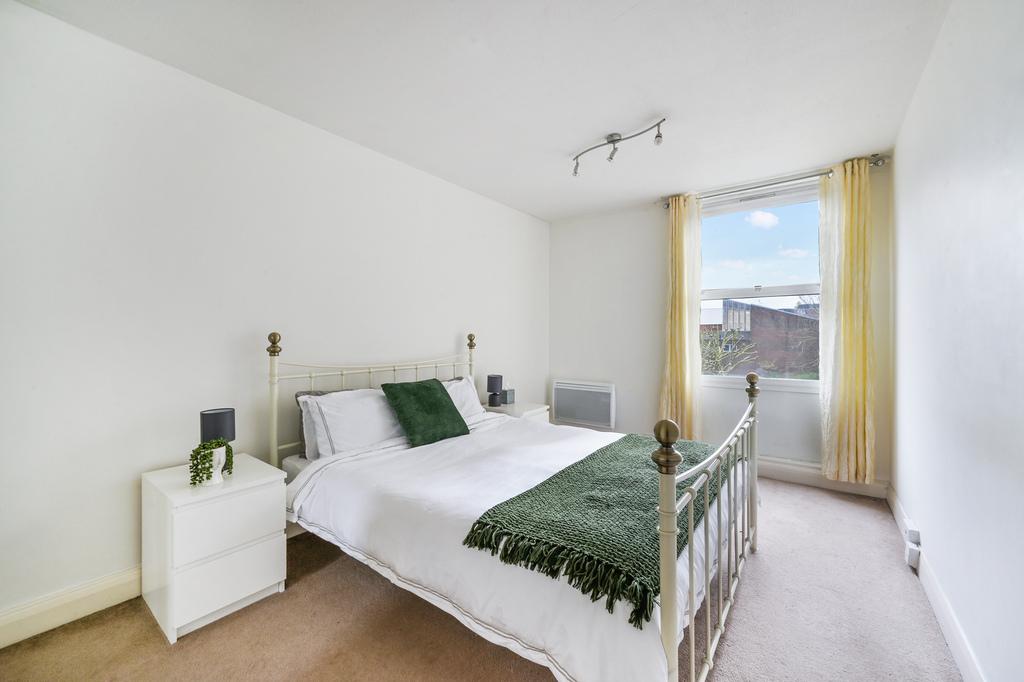 Harrier House, SW11 1 bed flat - £2,450 pcm (£565 pw)