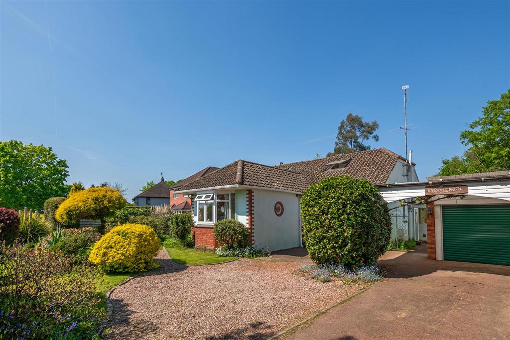 Weatherhill Road, Smallfield, Horley 4 bed detached bungalow for sale ...