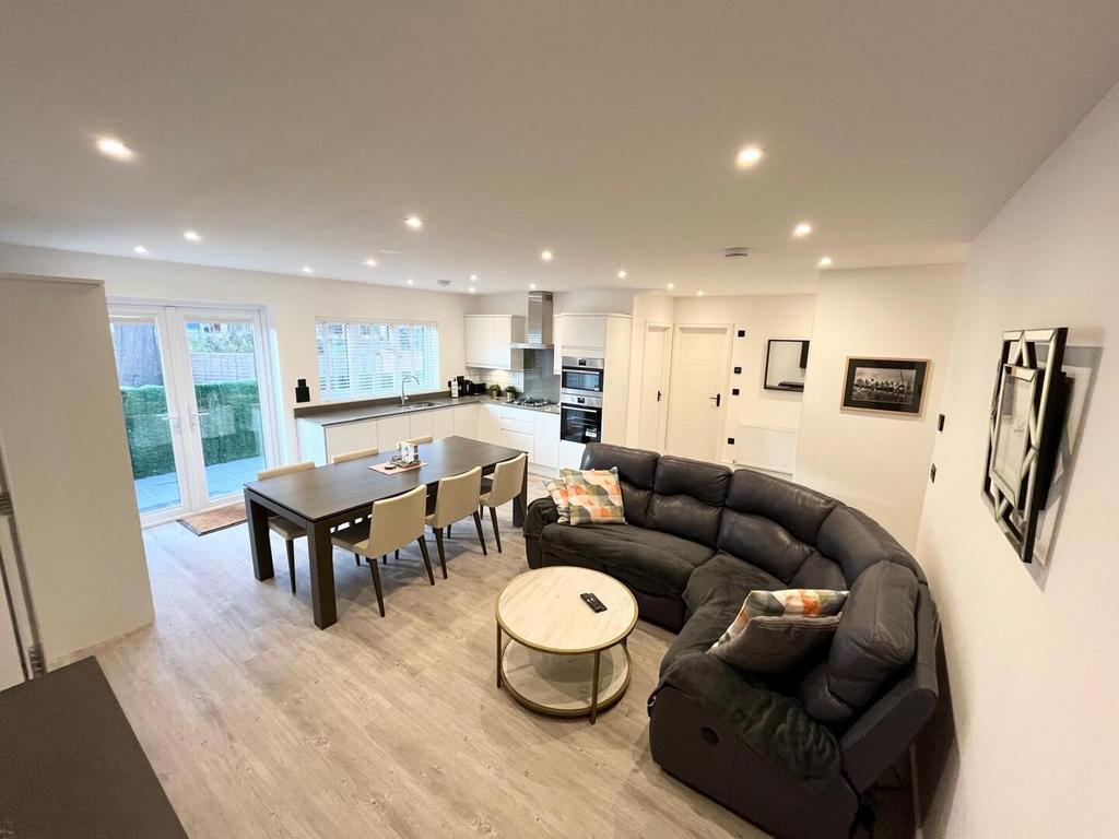 Clitterhouse Road, London NW2 3 bed apartment - £2,500 pcm (£577 pw)
