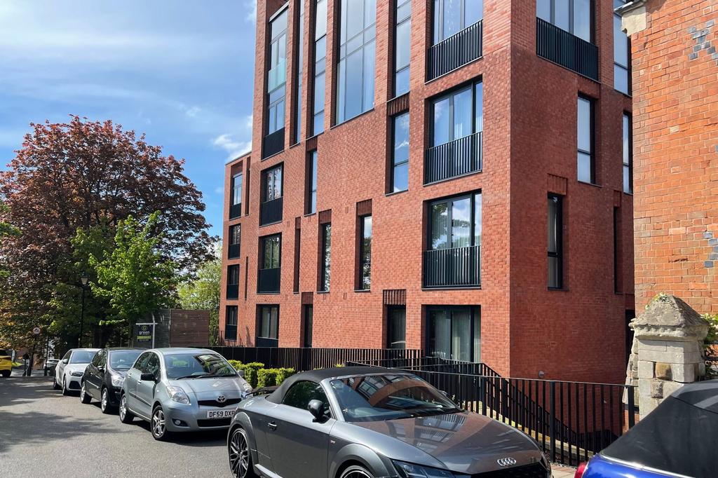 King Edwards Square, Sutton Coldfield... 2 bed flat to rent - £1,250 ...