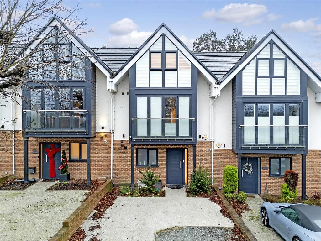 Hainault Road, Chigwell IG7 4 bed terraced house for sale - £1,250,000