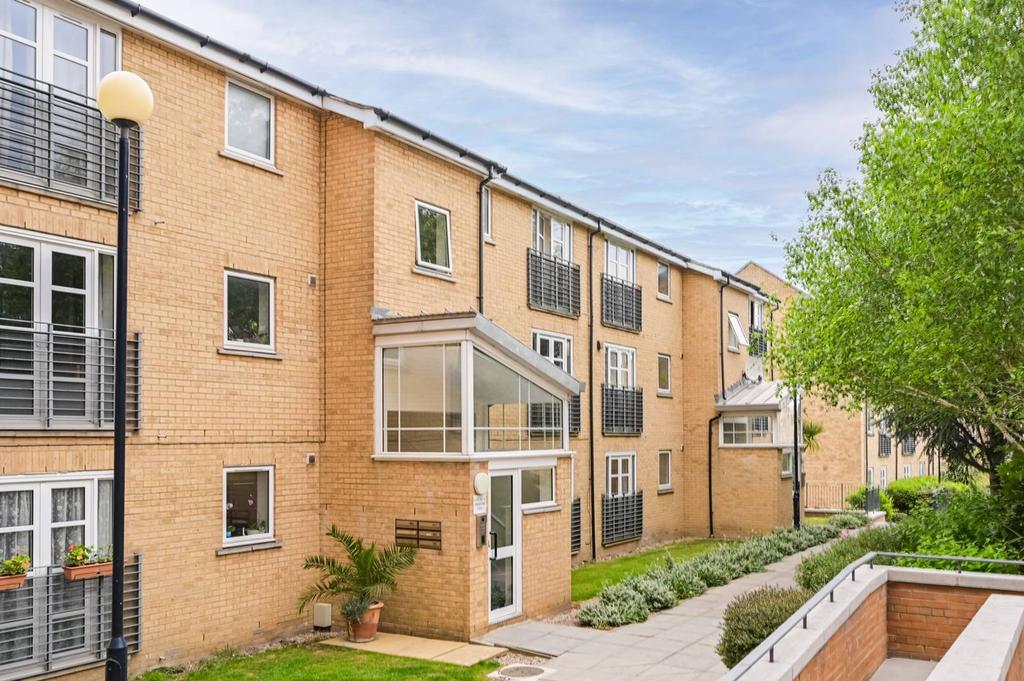 Langbourne Place, Isle Of Dogs... 2 bed flat to rent - £2,292 pcm (£529 pw)