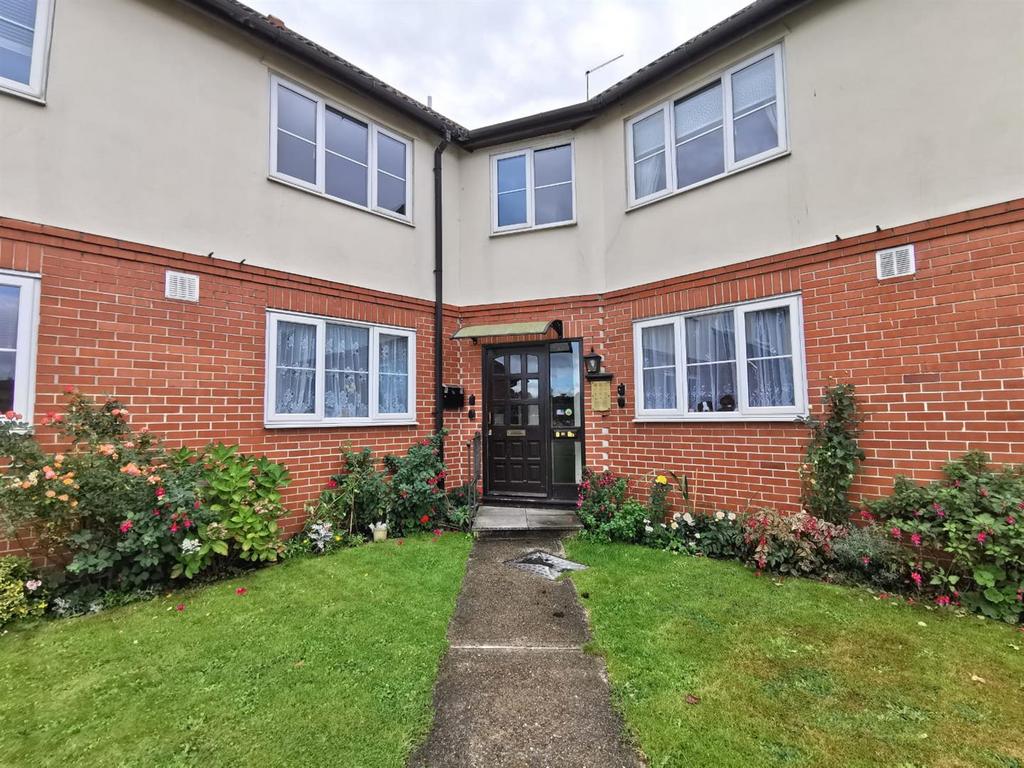 Kensington Court, Grays RM17 1 bed apartment for sale - £100,000