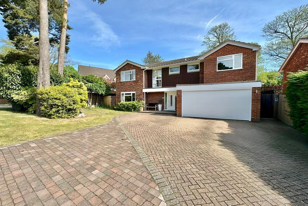 Larchwood Glade, CAMBERLEY GU15 5 bed detached house for sale - £800,000