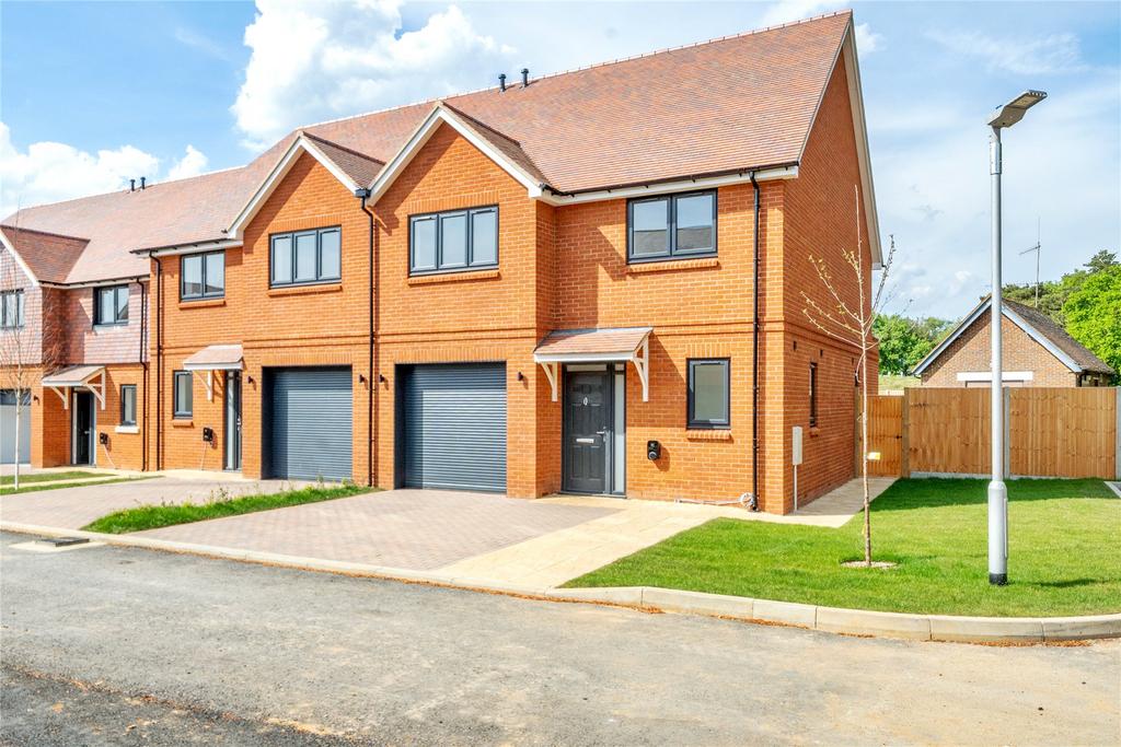 London Road, Hindhead GU26 4 bed semi-detached house for sale - £795,000