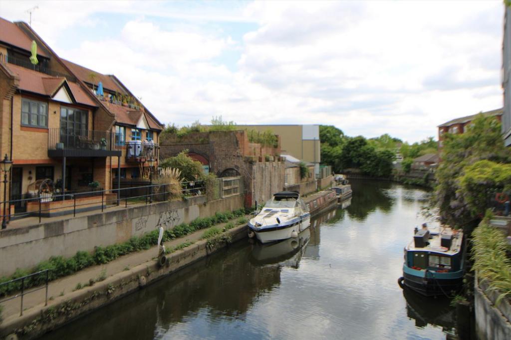 High Street, Brentford TW8 1 bed flat - £1,699 pcm (£392 pw)
