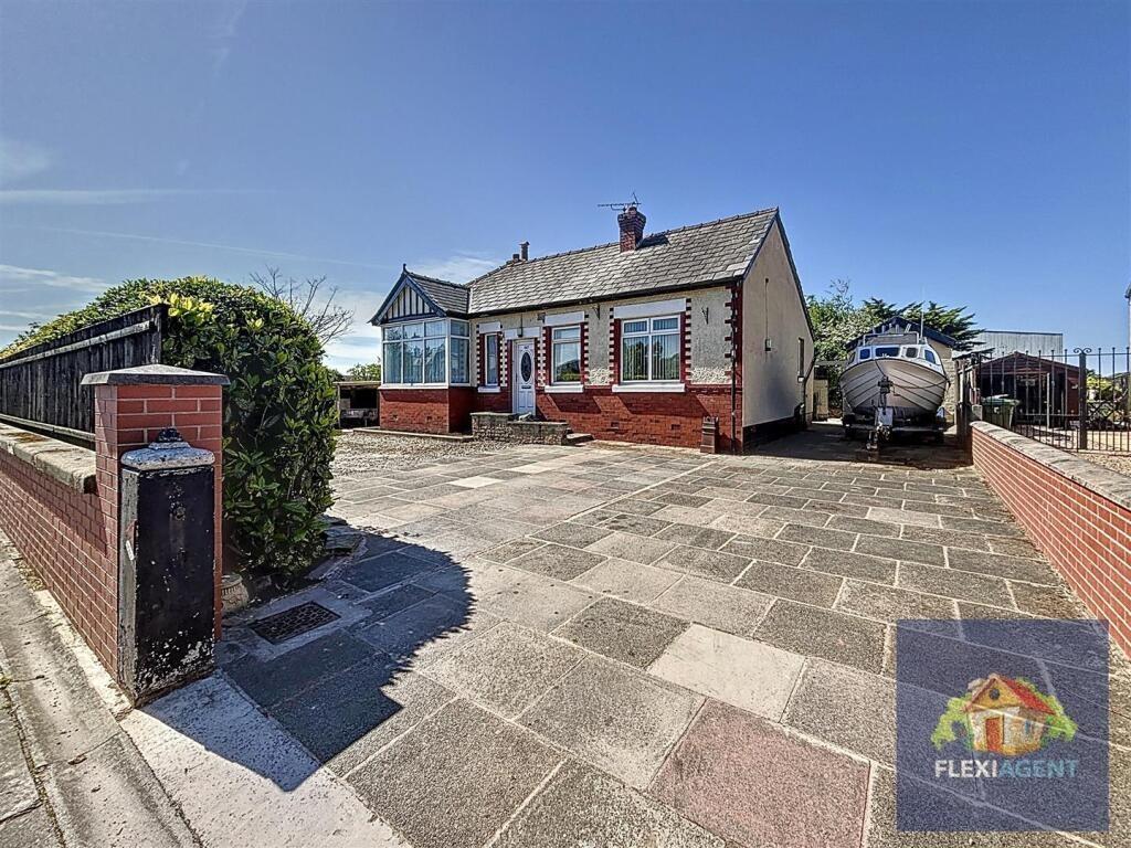 Marshside Road, Southport PR9 3 bed detached bungalow - £300,000