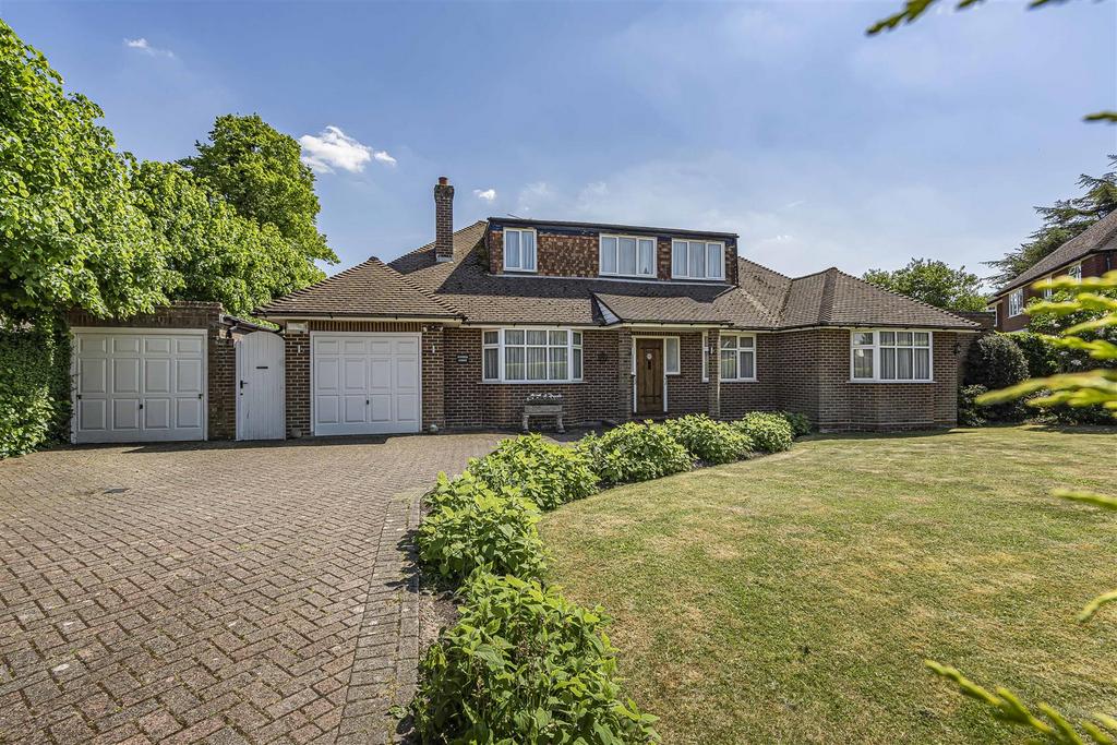 LOWER ROAD, FETCHAM KT22 3 bed detached bungalow for sale - £925,000