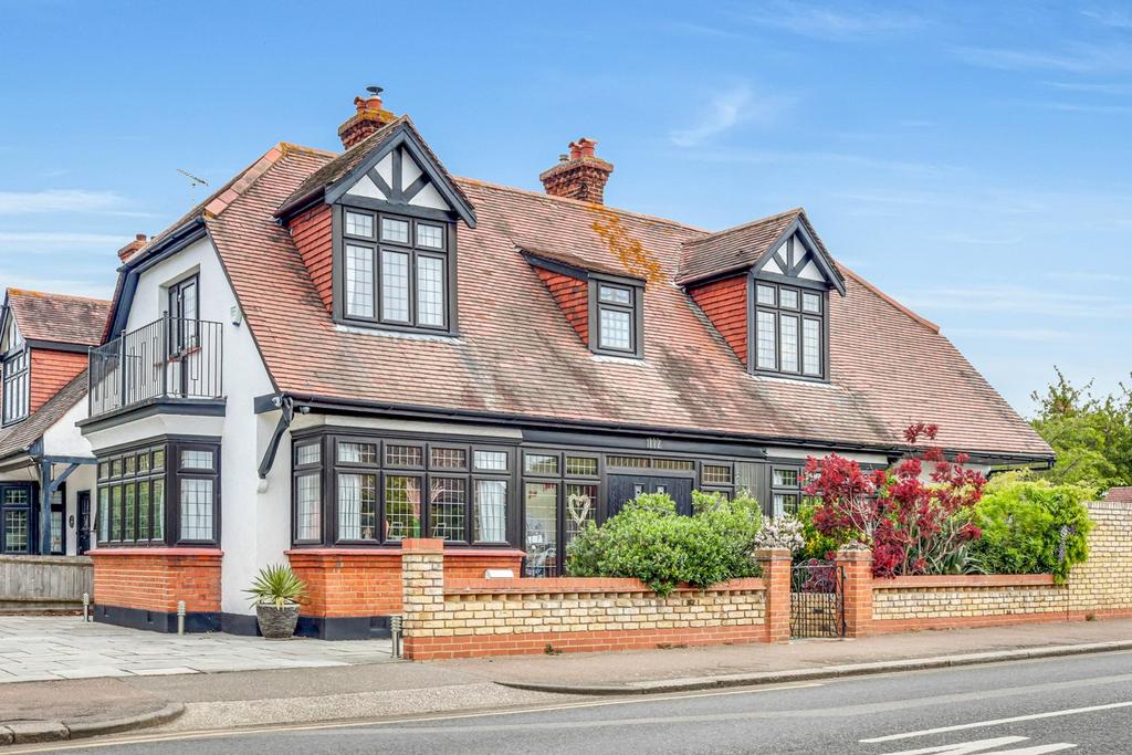 Parkanaur Avenue, Thorpe Bay SS1 4 bed detached house - £950,000