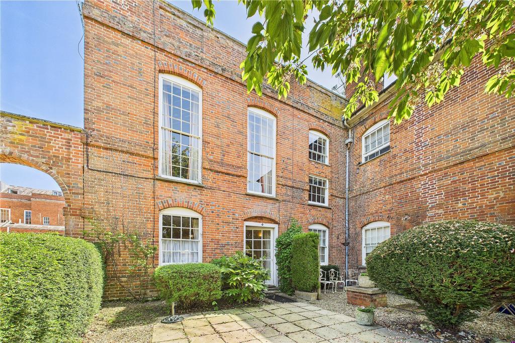 Swallowfield Park, Swallowfield... 2 bed maisonette - £1,800 pcm (£415 pw)