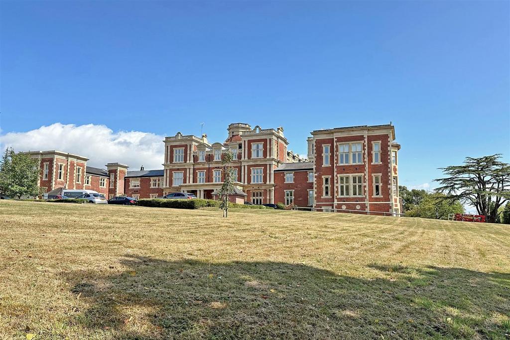 Royal Earlswood Park, Redhill 2 bed flat - £350,000