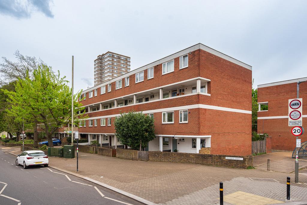 Westbridge Road, London, SW11 3 bed apartment for sale - £450,000