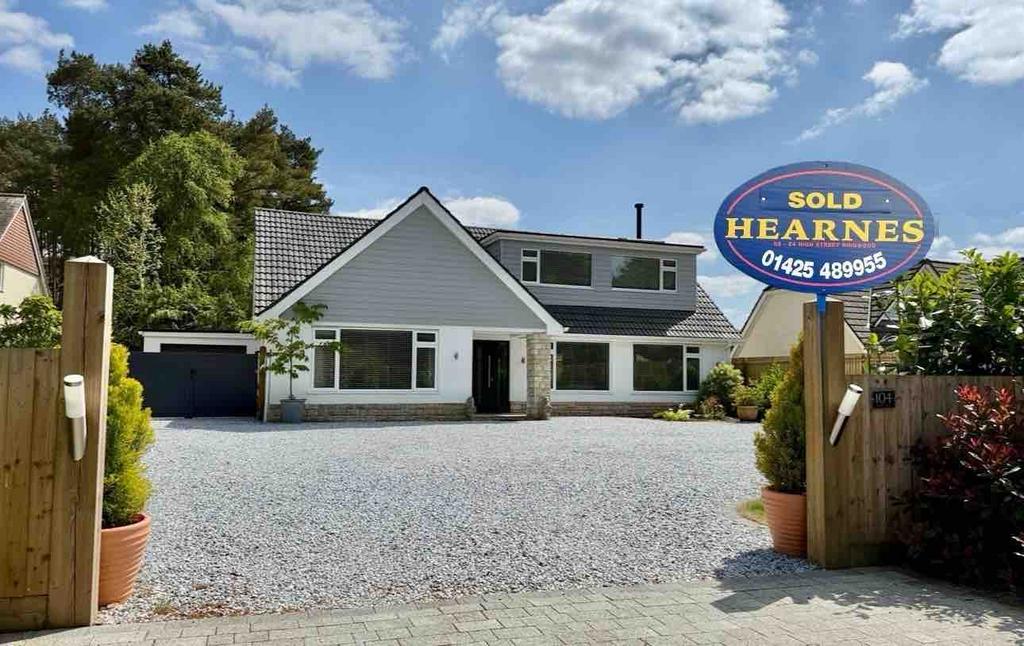 Ashley Heath, BH24 2HW 5 bed chalet - £895,000