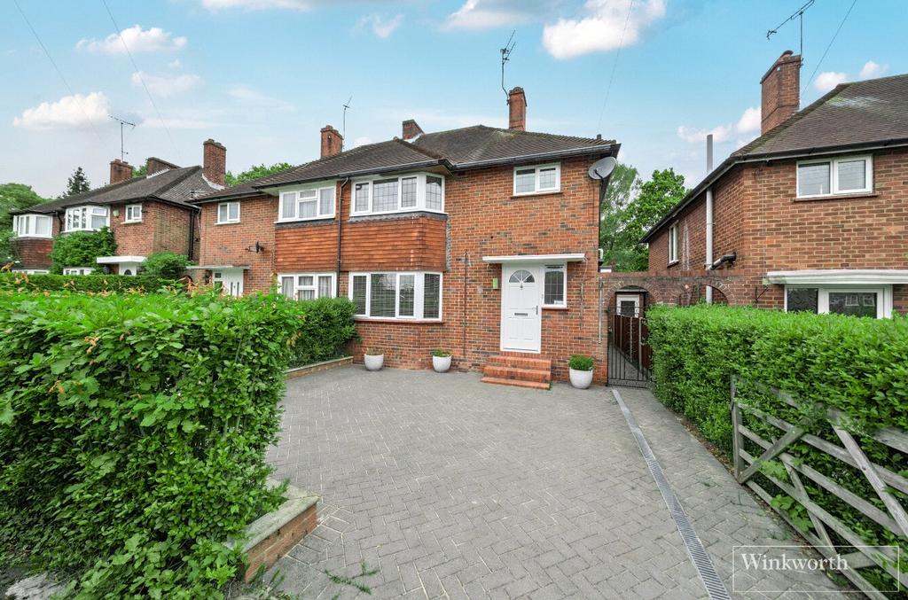 Bagshot Green, Bagshot, GU19 3 bed semi-detached house to rent - £2,250 ...