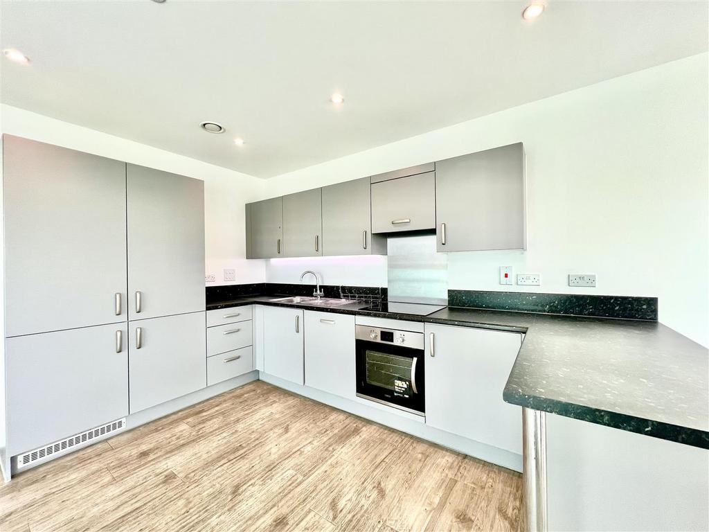 35 Lampton Road, Hounslow TW3 2 bed apartment to rent - £1,900 pcm (£ ...
