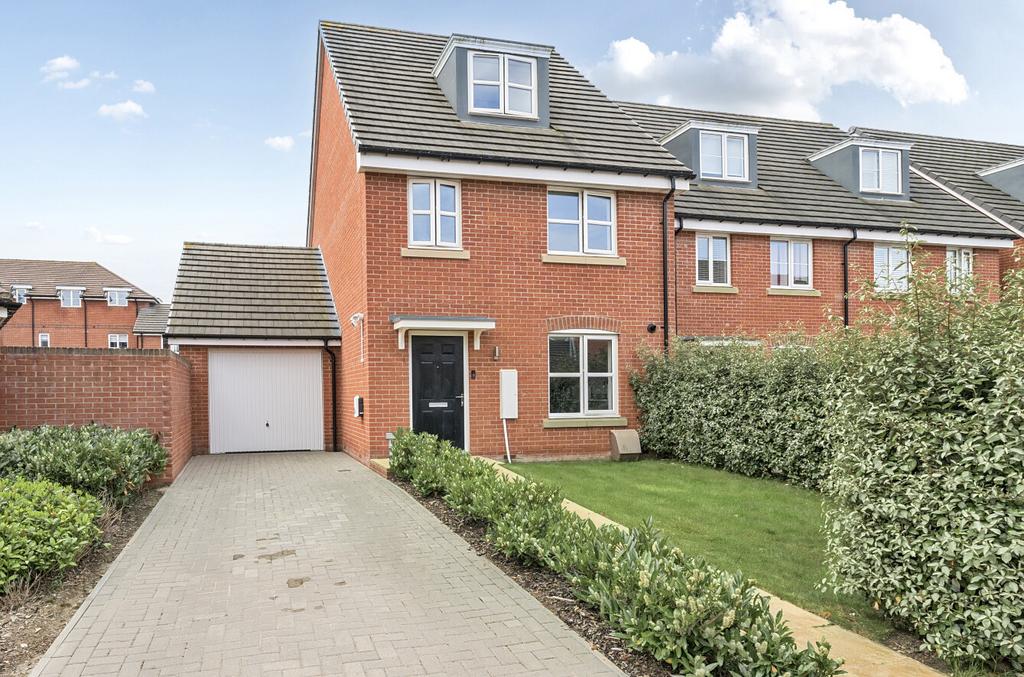 Guernsey Place, Three Mile Cross... 4 bed detached house for sale - £ ...
