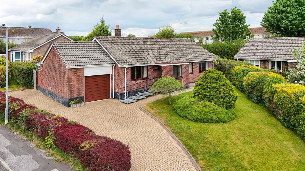 Higman Close, Liskeard PL14 3 bed detached bungalow - £325,000